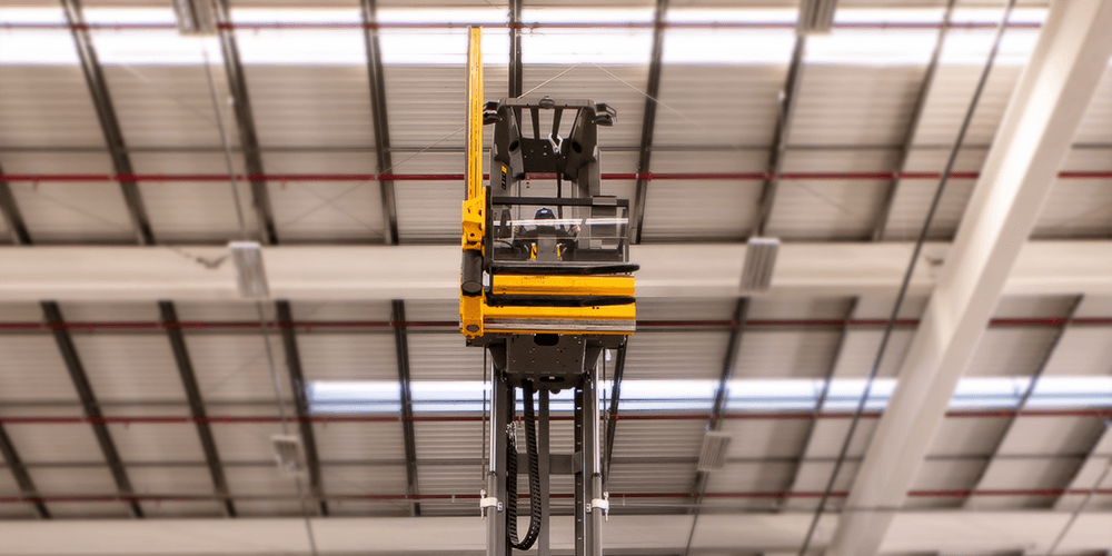 Nova empilhadeira trilateral traz agilidade e alta tecnologia para ...